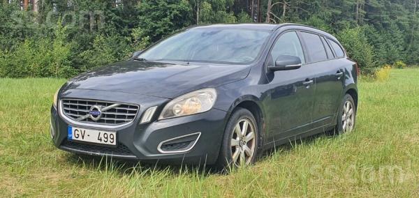 Black Volvo V60 2011 in Limbazi, with an engine capacity of 2.00 L and mileage of 374 thousand km for 3500 €, photo 4 on AUTOMOTO.COM.LV