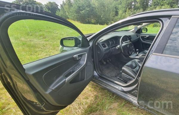 Black Volvo V60 2011 in Limbazi, with an engine capacity of 2.00 L and mileage of 374 thousand km for 3500 €, photo 7 on AUTOMOTO.COM.LV