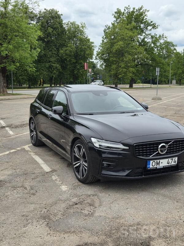 Black Volvo V60 2021 in Riga, with an engine capacity of 2.00 L and mileage of 235 thousand km for 16974 €, photo 2 on AUTOMOTO.COM.LV