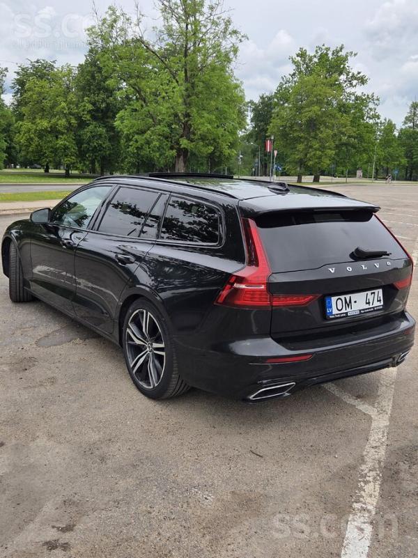 Black Volvo V60 2021 in Riga, with an engine capacity of 2.00 L and mileage of 235 thousand km for 16974 €, photo 3 on AUTOMOTO.COM.LV