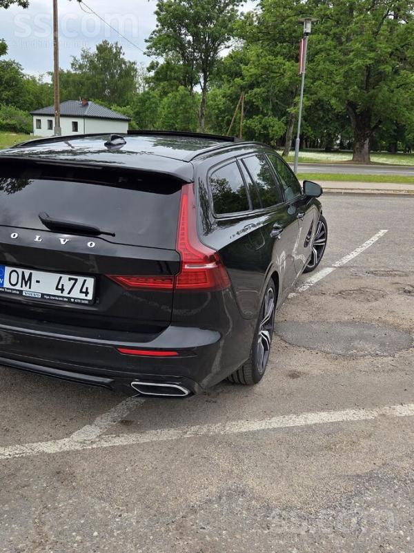 Black Volvo V60 2021 in Riga, with an engine capacity of 2.00 L and mileage of 235 thousand km for 16974 €, photo 4 on AUTOMOTO.COM.LV