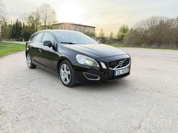 Melns Volvo V60 2010 Jēkabpils, ar dzinēja tilpumu 2.40 L un nobraukumu 299 tūkst. km par 7900 €, foto 1 vietnē AUTOMOTO.COM.LV