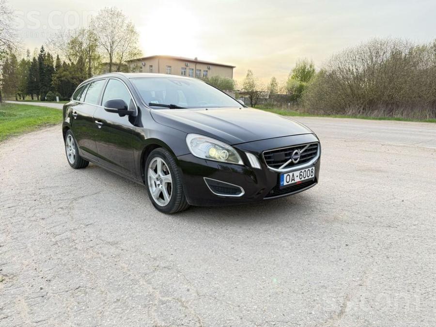 Melns Volvo V60 2010 Jēkabpils, ar dzinēja tilpumu 2.40 L un nobraukumu 299 tūkst. km par 7900 €, foto 1 vietnē AUTOMOTO.COM.LV