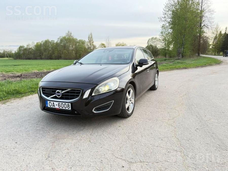Melns Volvo V60 2010 Jēkabpils, ar dzinēja tilpumu 2.40 L un nobraukumu 299 tūkst. km par 7900 €, foto 2 vietnē AUTOMOTO.COM.LV