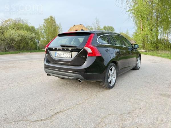 Melns Volvo V60 2010 Jēkabpils, ar dzinēja tilpumu 2.40 L un nobraukumu 299 tūkst. km par 7900 €, foto 3 vietnē AUTOMOTO.COM.LV