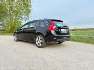 Melns Volvo V60 2010 Jēkabpils, ar dzinēja tilpumu 2.40 L un nobraukumu 299 tūkst. km par 7900 €, foto 4 vietnē AUTOMOTO.COM.LV