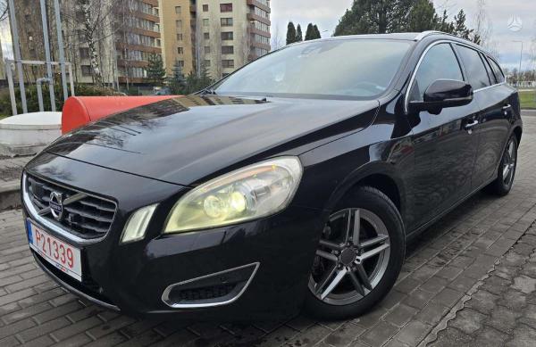 Melns Volvo V60 2010 Kauņa, ar dzinēja tilpumu 2.95 L un nobraukumu 270 tūkst. km par 5290 €, foto 1 vietnē AUTOMOTO.COM.LV