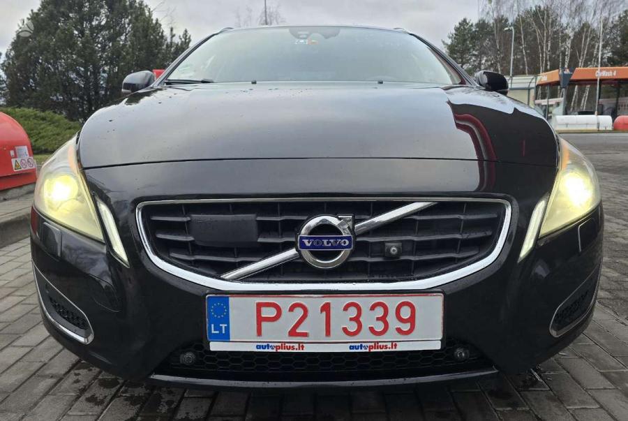 Melns Volvo V60 2010 Kauņa, ar dzinēja tilpumu 2.95 L un nobraukumu 270 tūkst. km par 5290 €, foto 2 vietnē AUTOMOTO.COM.LV