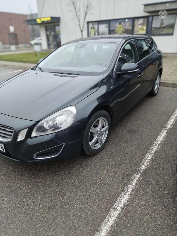 Melns Volvo V60 2010 Kauņa, ar dzinēja tilpumu 2.00 L un nobraukumu 111 tūkst. km par 6800 €, foto 2 vietnē AUTOMOTO.COM.LV