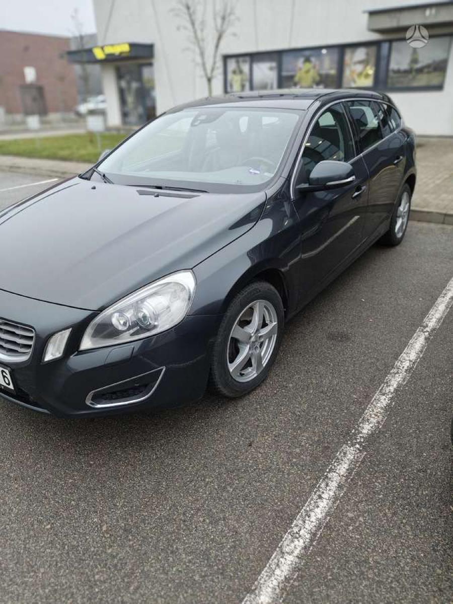 Black Volvo V60 2010 in Kaunas, with an engine capacity of 2.00 L and mileage of 111 thousand km for 6800 €, photo 2 on AUTOMOTO.COM.LV