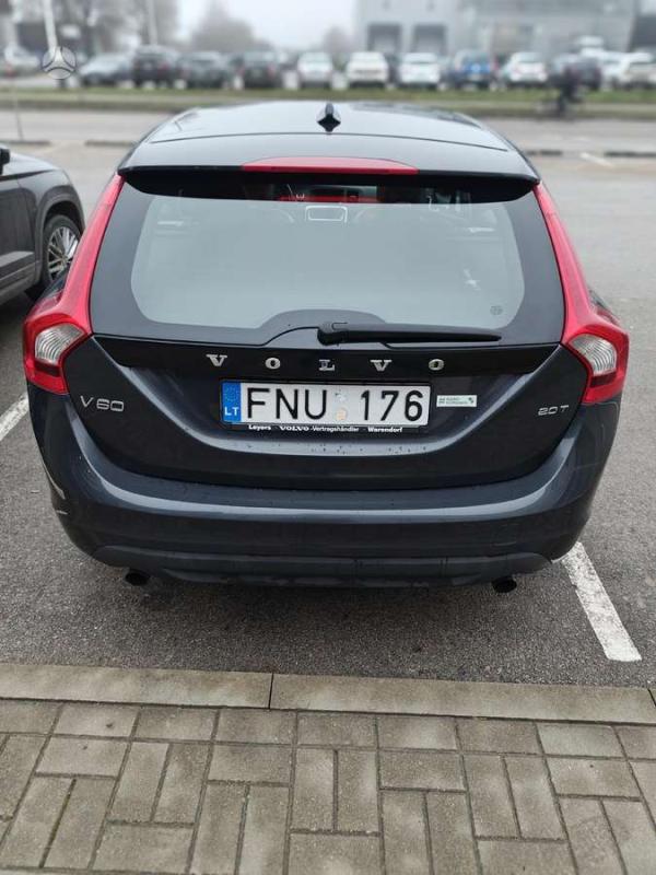 Melns Volvo V60 2010 Kauņa, ar dzinēja tilpumu 2.00 L un nobraukumu 111 tūkst. km par 6800 €, foto 4 vietnē AUTOMOTO.COM.LV