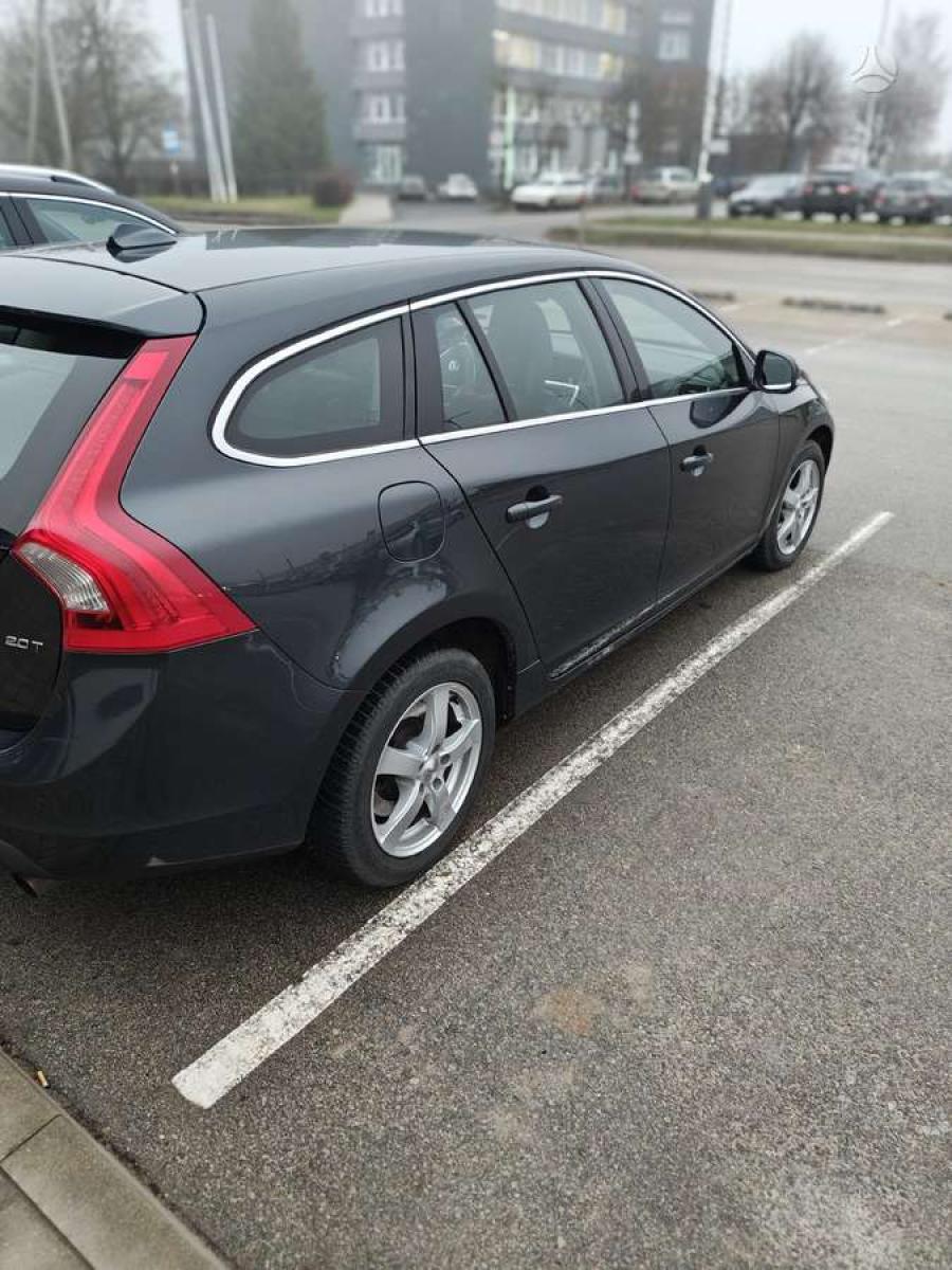 Black Volvo V60 2010 in Kaunas, with an engine capacity of 2.00 L and mileage of 111 thousand km for 6800 €, photo 5 on AUTOMOTO.COM.LV