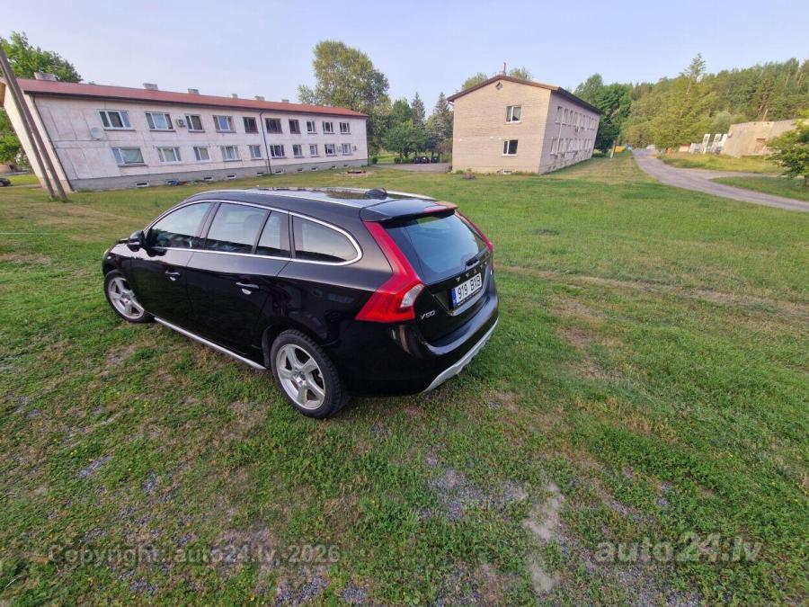 Melns Volvo V60 2010 Tallina, ar dzinēja tilpumu 2.40 L un nobraukumu 256 tūkst. km par 6400 €, foto 3 vietnē AUTOMOTO.COM.LV