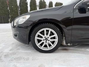 Melns Volvo V60 2010 Vilkaviškis, ar dzinēja tilpumu 2.40 L un nobraukumu 281 tūkst. km par 6399 €, foto 2 vietnē AUTOMOTO.COM.LV