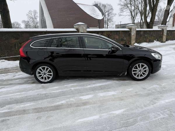 Black Volvo V60 2010 in Vilkaviskis, with an engine capacity of 2.40 L and mileage of 281 thousand km for 6399 €, photo 5 on AUTOMOTO.COM.LV