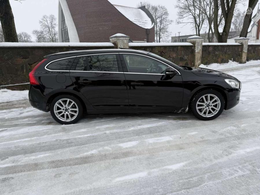 Melns Volvo V60 2010 Vilkaviškis, ar dzinēja tilpumu 2.40 L un nobraukumu 281 tūkst. km par 6399 €, foto 5 vietnē AUTOMOTO.COM.LV