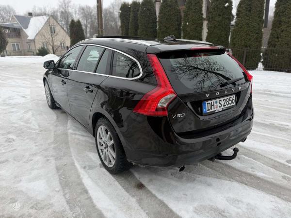 Black Volvo V60 2010 in Vilkaviskis, with an engine capacity of 2.40 L and mileage of 281 thousand km for 6399 €, photo 6 on AUTOMOTO.COM.LV