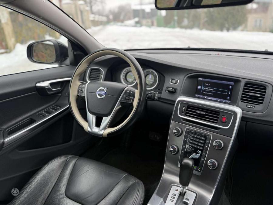Melns Volvo V60 2010 Vilkaviškis, ar dzinēja tilpumu 2.40 L un nobraukumu 281 tūkst. km par 6399 €, foto 17 vietnē AUTOMOTO.COM.LV