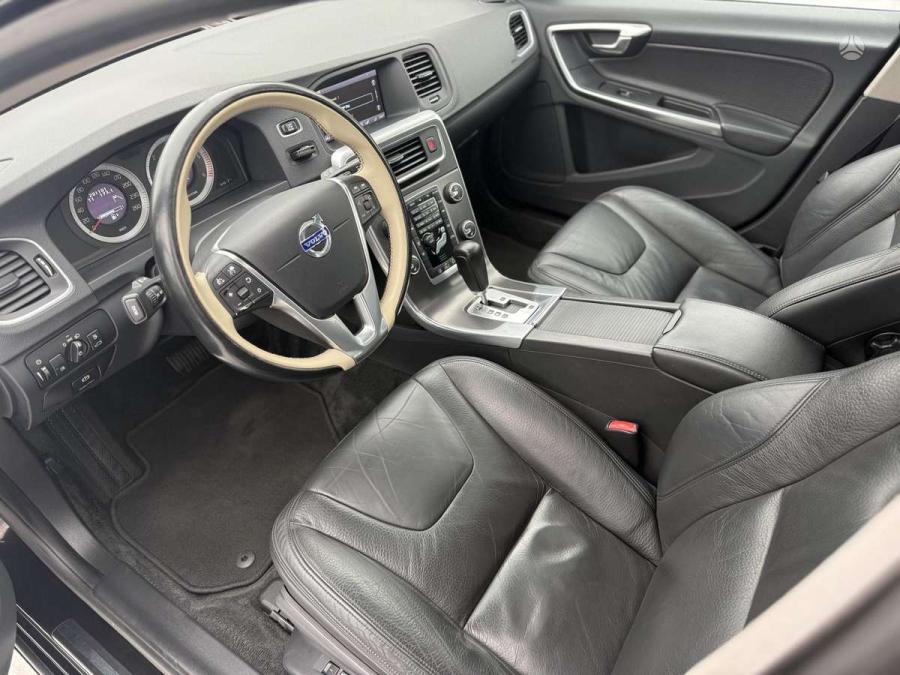 Melns Volvo V60 2010 Vilkaviškis, ar dzinēja tilpumu 2.40 L un nobraukumu 281 tūkst. km par 6399 €, foto 23 vietnē AUTOMOTO.COM.LV