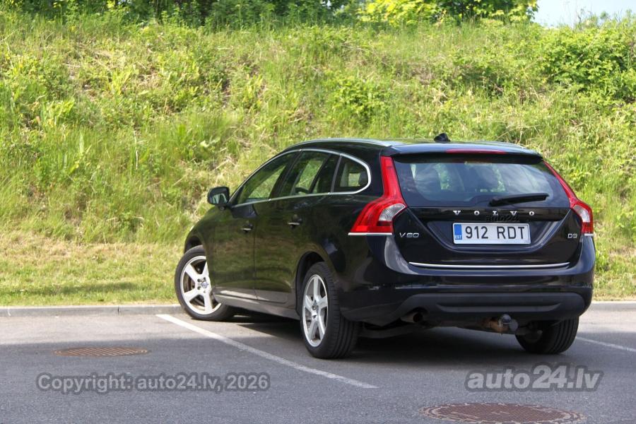 Melns Volvo V60 2010 Tallina, ar dzinēja tilpumu 2.00 L un nobraukumu 300 tūkst. km par 5498 €, foto 3 vietnē AUTOMOTO.COM.LV