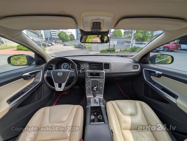 Black Volvo V60 2010 in Tallinn, with an engine capacity of 2.00 L and mileage of 300 thousand km for 5498 €, photo 9 on AUTOMOTO.COM.LV