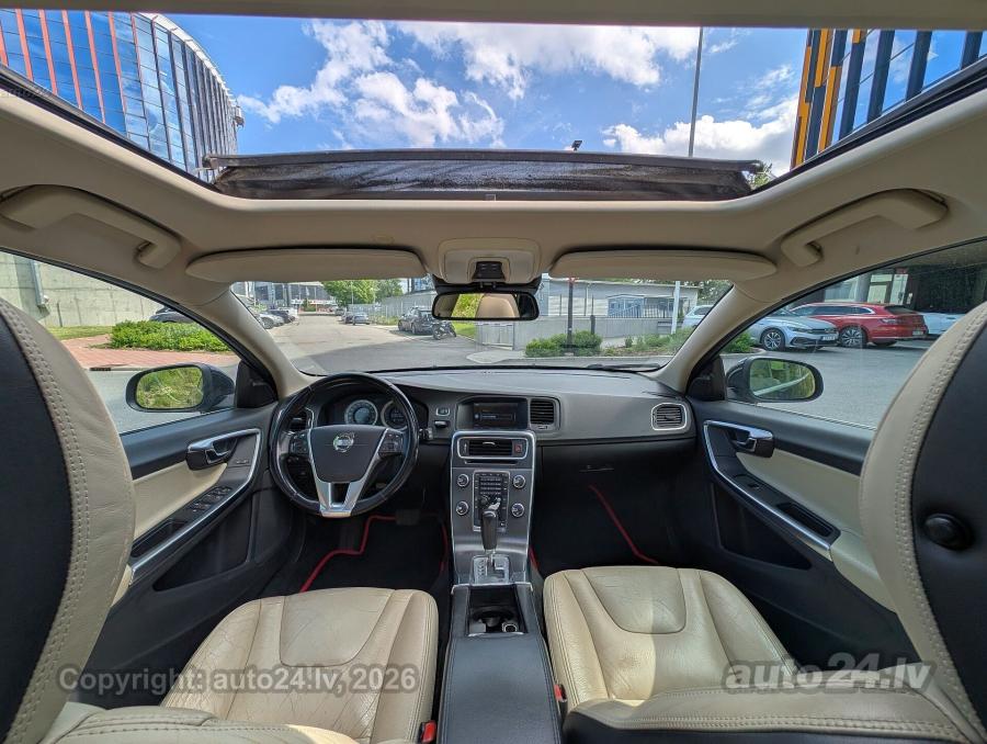 Melns Volvo V60 2010 Tallina, ar dzinēja tilpumu 2.00 L un nobraukumu 300 tūkst. km par 5498 €, foto 13 vietnē AUTOMOTO.COM.LV