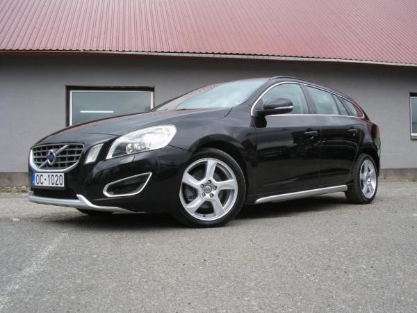 Melns Volvo V60 2010 Rīga, ar dzinēja tilpumu 2.00 L un nobraukumu 316 tūkst. km par 6990 €, foto 1 vietnē AUTOMOTO.COM.LV