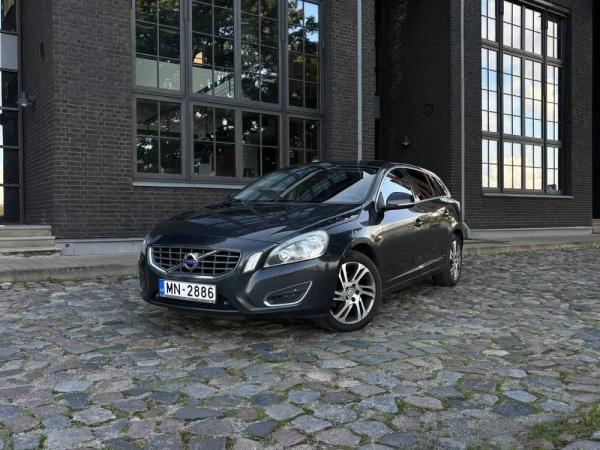 Black Volvo V60 2010 in Riga, with an engine capacity of 2.00 L and mileage of 250 thousand km for 6000 €, photo 1 on AUTOMOTO.COM.LV