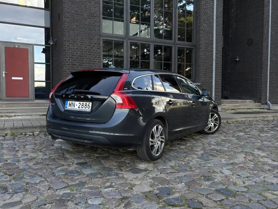 Melns Volvo V60 2010 Rīga, ar dzinēja tilpumu 2.00 L un nobraukumu 250 tūkst. km par 6000 €, foto 3 vietnē AUTOMOTO.COM.LV