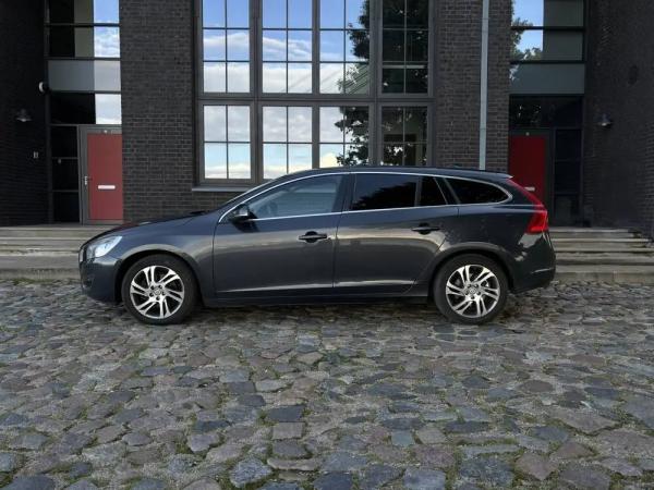 Black Volvo V60 2010 in Riga, with an engine capacity of 2.00 L and mileage of 250 thousand km for 6000 €, photo 3 on AUTOMOTO.COM.LV