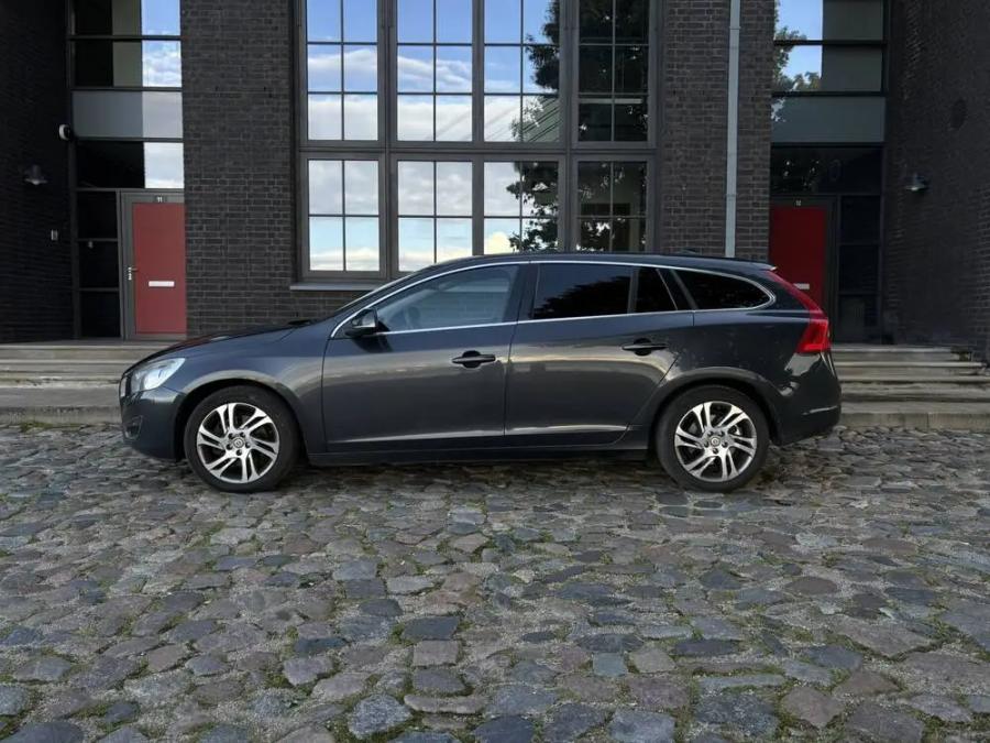 Melns Volvo V60 2010 Rīga, ar dzinēja tilpumu 2.00 L un nobraukumu 250 tūkst. km par 6000 €, foto 4 vietnē AUTOMOTO.COM.LV
