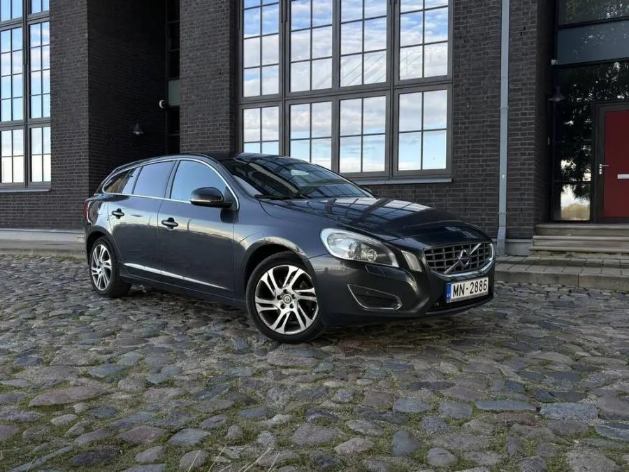 Melns Volvo V60 2010 Rīga, ar dzinēja tilpumu 2.00 L un nobraukumu 250 tūkst. km par 6000 €, foto 5 vietnē AUTOMOTO.COM.LV