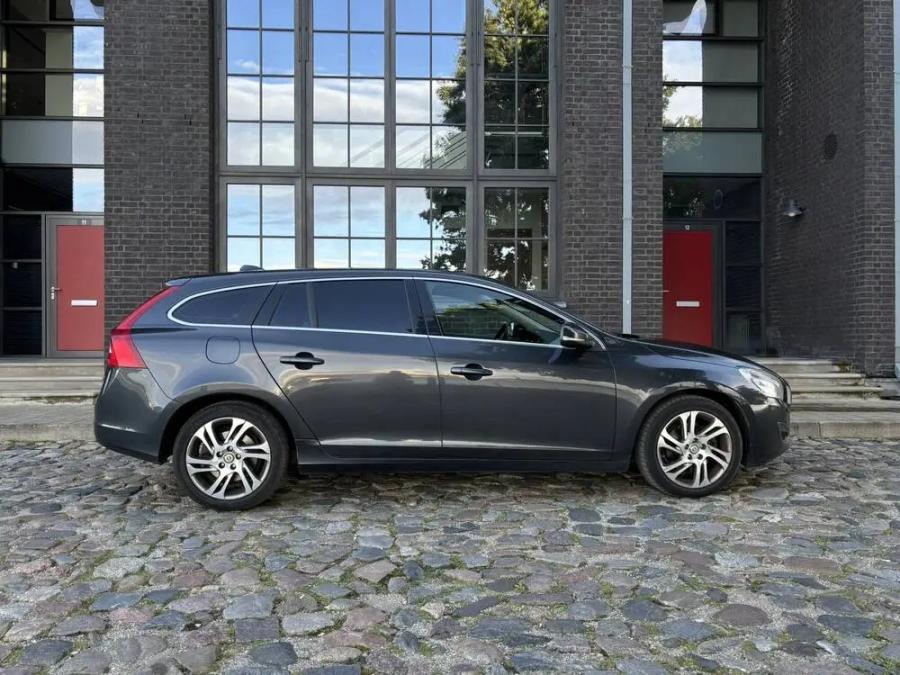Melns Volvo V60 2010 Rīga, ar dzinēja tilpumu 2.00 L un nobraukumu 250 tūkst. km par 6000 €, foto 7 vietnē AUTOMOTO.COM.LV