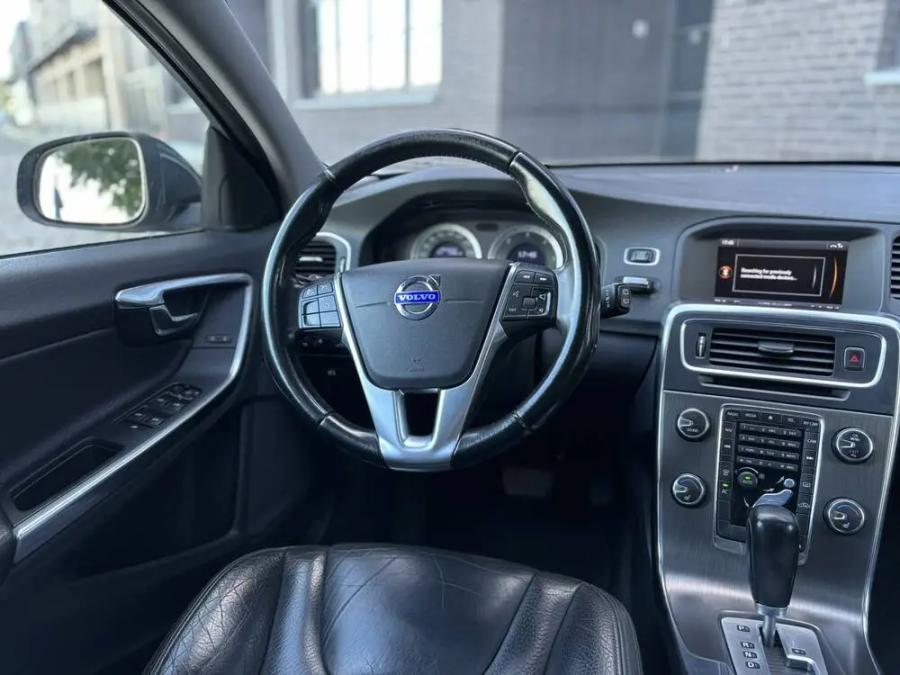 Melns Volvo V60 2010 Rīga, ar dzinēja tilpumu 2.00 L un nobraukumu 250 tūkst. km par 6000 €, foto 9 vietnē AUTOMOTO.COM.LV