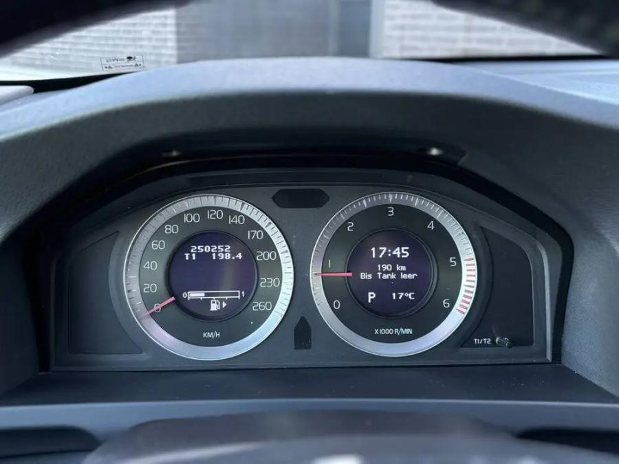 Melns Volvo V60 2010 Rīga, ar dzinēja tilpumu 2.00 L un nobraukumu 250 tūkst. km par 6000 €, foto 17 vietnē AUTOMOTO.COM.LV