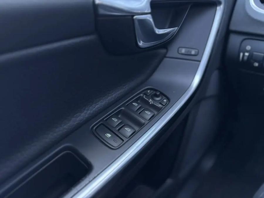 Melns Volvo V60 2010 Rīga, ar dzinēja tilpumu 2.00 L un nobraukumu 250 tūkst. km par 6000 €, foto 18 vietnē AUTOMOTO.COM.LV