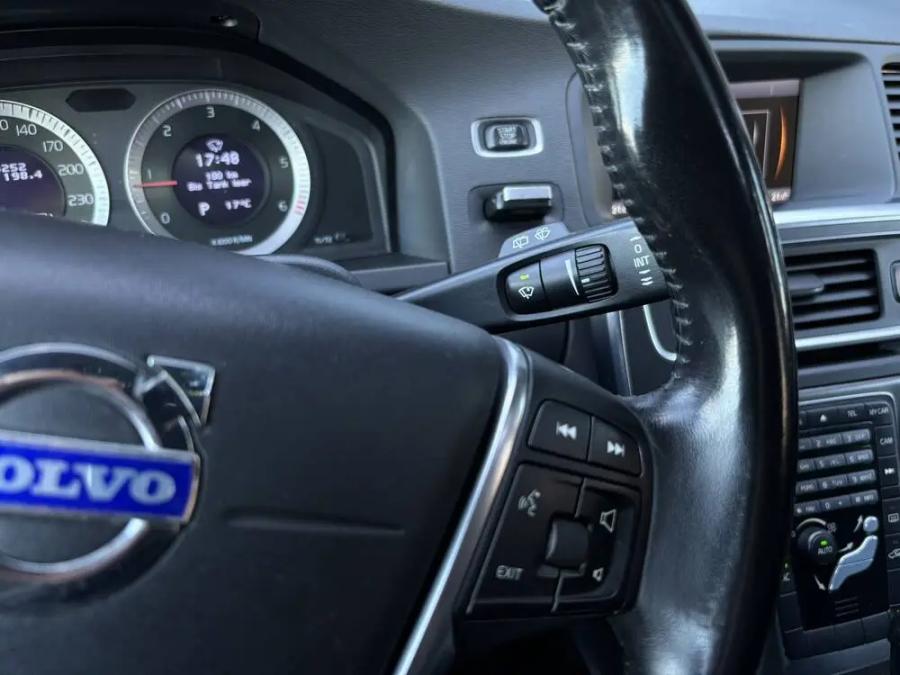 Melns Volvo V60 2010 Rīga, ar dzinēja tilpumu 2.00 L un nobraukumu 250 tūkst. km par 6000 €, foto 19 vietnē AUTOMOTO.COM.LV