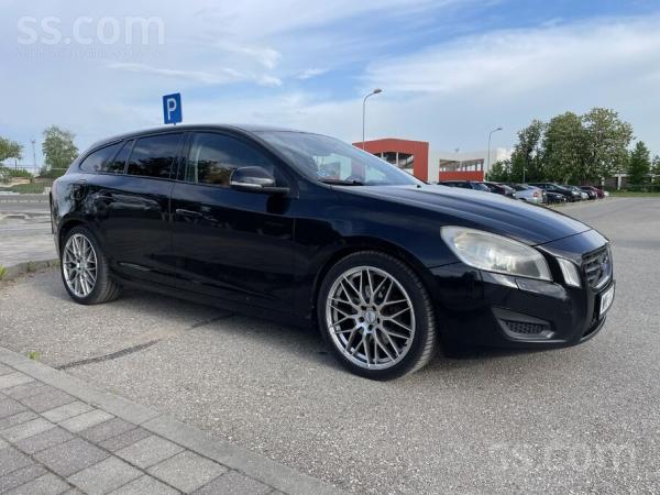 Melns Volvo V60 2010 Jelgava, ar dzinēja tilpumu 2.40 L un nobraukumu 395 tūkst. km par 4300 €, foto 4 vietnē AUTOMOTO.COM.LV