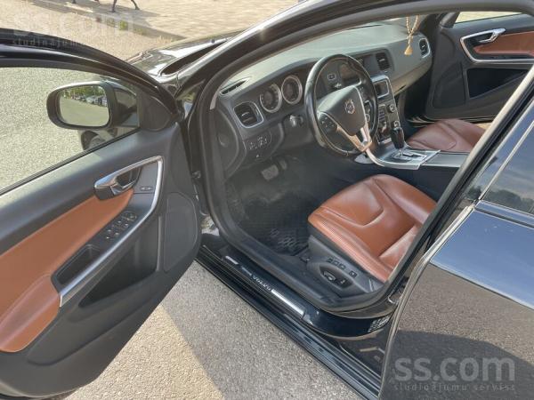 Melns Volvo V60 2010 Jelgava, ar dzinēja tilpumu 2.40 L un nobraukumu 395 tūkst. km par 4300 €, foto 7 vietnē AUTOMOTO.COM.LV