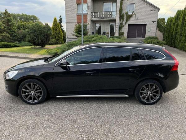 Melns Volvo V60 2010 Širvintos, ar dzinēja tilpumu 2.40 L un nobraukumu 288 tūkst. km par 6299 €, foto 2 vietnē AUTOMOTO.COM.LV