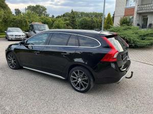Melns Volvo V60 2010 Širvintos, ar dzinēja tilpumu 2.40 L un nobraukumu 288 tūkst. km par 6299 €, foto 4 vietnē AUTOMOTO.COM.LV