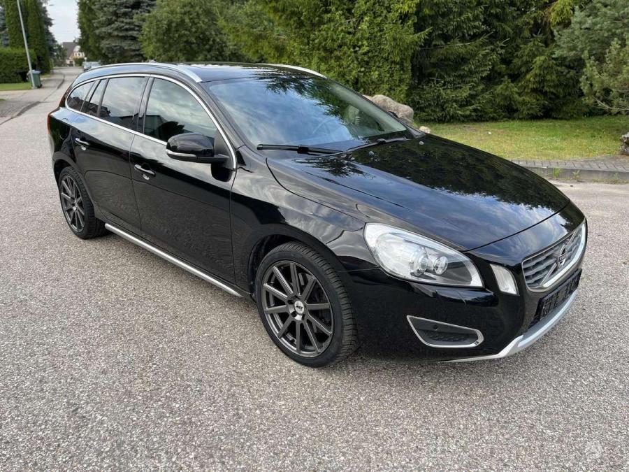 Melns Volvo V60 2010 Širvintos, ar dzinēja tilpumu 2.40 L un nobraukumu 288 tūkst. km par 6299 €, foto 8 vietnē AUTOMOTO.COM.LV