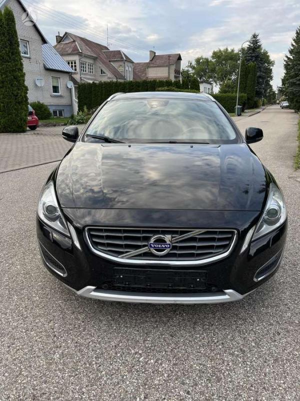 Melns Volvo V60 2010 Širvintos, ar dzinēja tilpumu 2.40 L un nobraukumu 288 tūkst. km par 6299 €, foto 8 vietnē AUTOMOTO.COM.LV