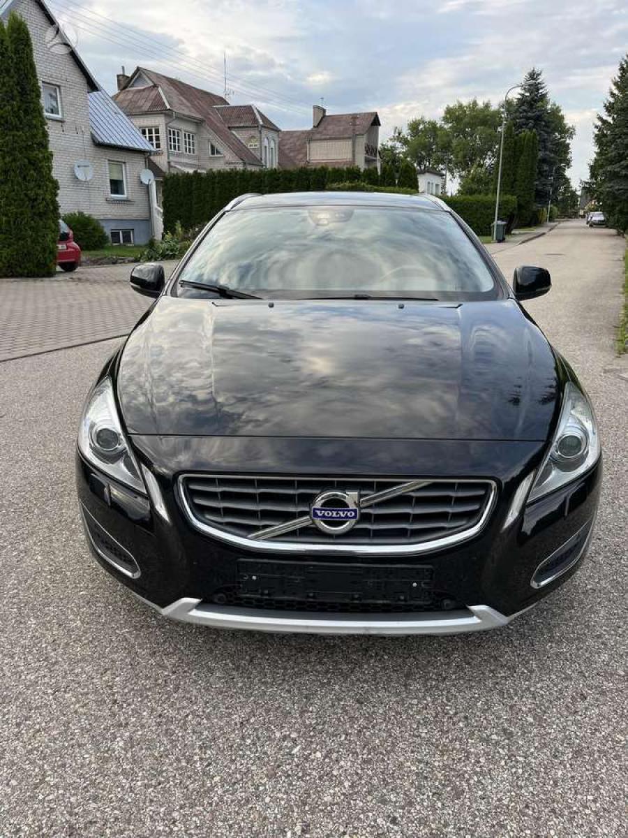 Melns Volvo V60 2010 Širvintos, ar dzinēja tilpumu 2.40 L un nobraukumu 288 tūkst. km par 6299 €, foto 9 vietnē AUTOMOTO.COM.LV