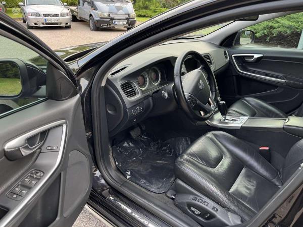 Melns Volvo V60 2010 Širvintos, ar dzinēja tilpumu 2.40 L un nobraukumu 288 tūkst. km par 6299 €, foto 9 vietnē AUTOMOTO.COM.LV