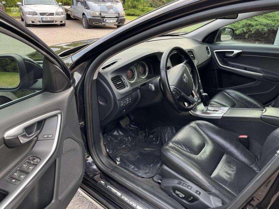 Melns Volvo V60 2010 Širvintos, ar dzinēja tilpumu 2.40 L un nobraukumu 288 tūkst. km par 6299 €, foto 10 vietnē AUTOMOTO.COM.LV