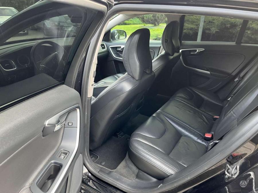 Melns Volvo V60 2010 Širvintos, ar dzinēja tilpumu 2.40 L un nobraukumu 288 tūkst. km par 6299 €, foto 11 vietnē AUTOMOTO.COM.LV