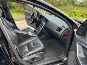 Melns Volvo V60 2010 Širvintos, ar dzinēja tilpumu 2.40 L un nobraukumu 288 tūkst. km par 6299 €, foto 14 vietnē AUTOMOTO.COM.LV