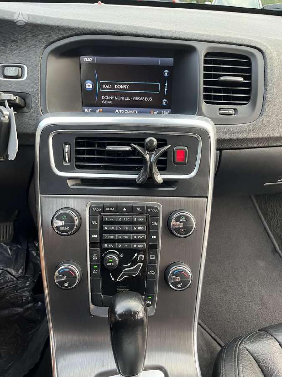 Melns Volvo V60 2010 Širvintos, ar dzinēja tilpumu 2.40 L un nobraukumu 288 tūkst. km par 6299 €, foto 15 vietnē AUTOMOTO.COM.LV