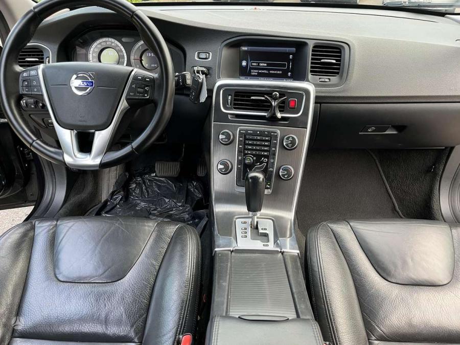 Melns Volvo V60 2010 Širvintos, ar dzinēja tilpumu 2.40 L un nobraukumu 288 tūkst. km par 6299 €, foto 16 vietnē AUTOMOTO.COM.LV